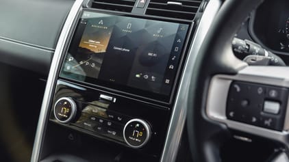 Land Rover Discovery Interior Layout & Technology | Top Gear