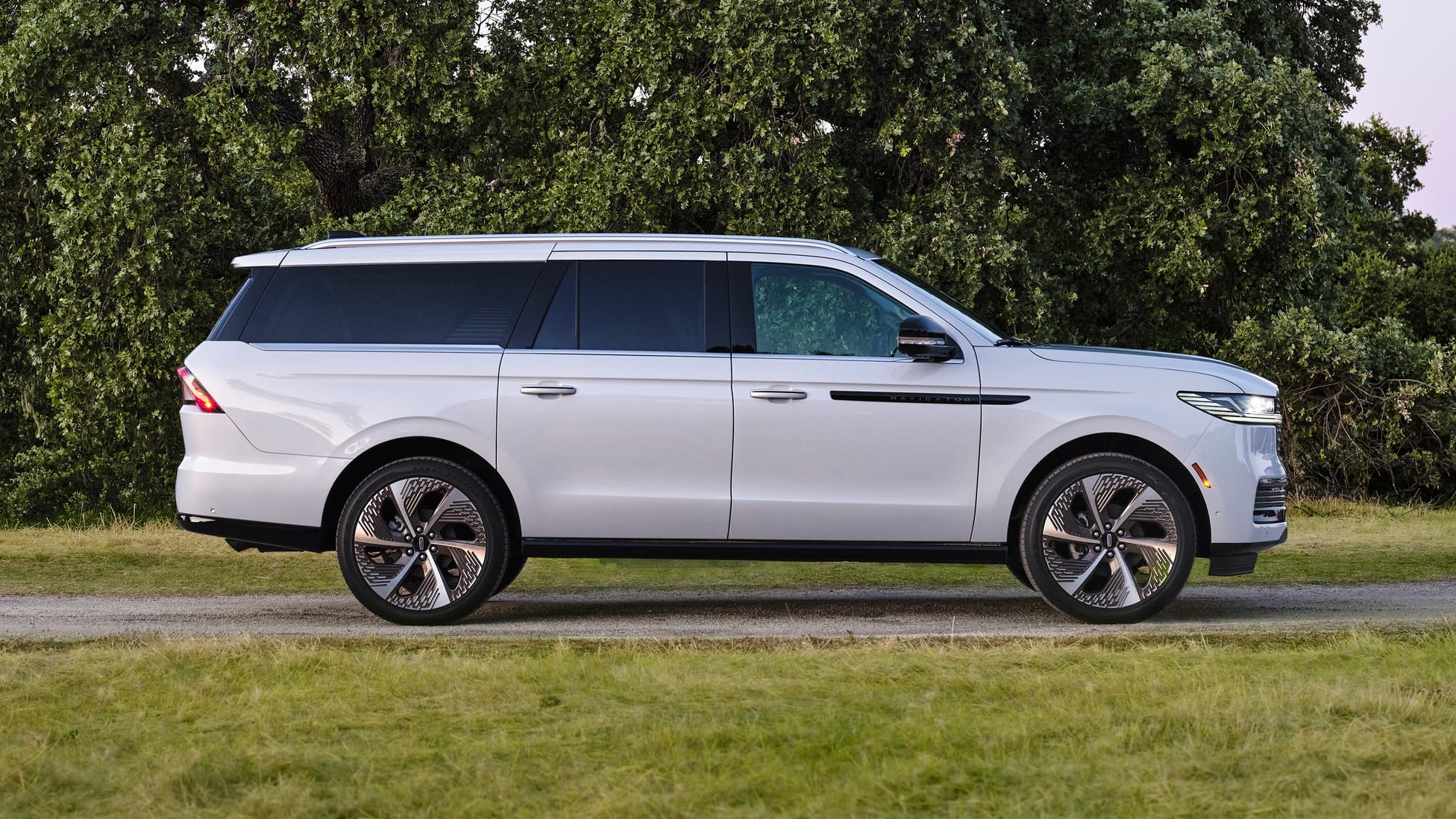 Lincoln Navigator Interior Layout & Technology | Top Gear