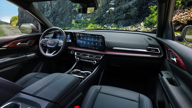 Chevrolet Traverse Interior Layout & Technology | Top Gear