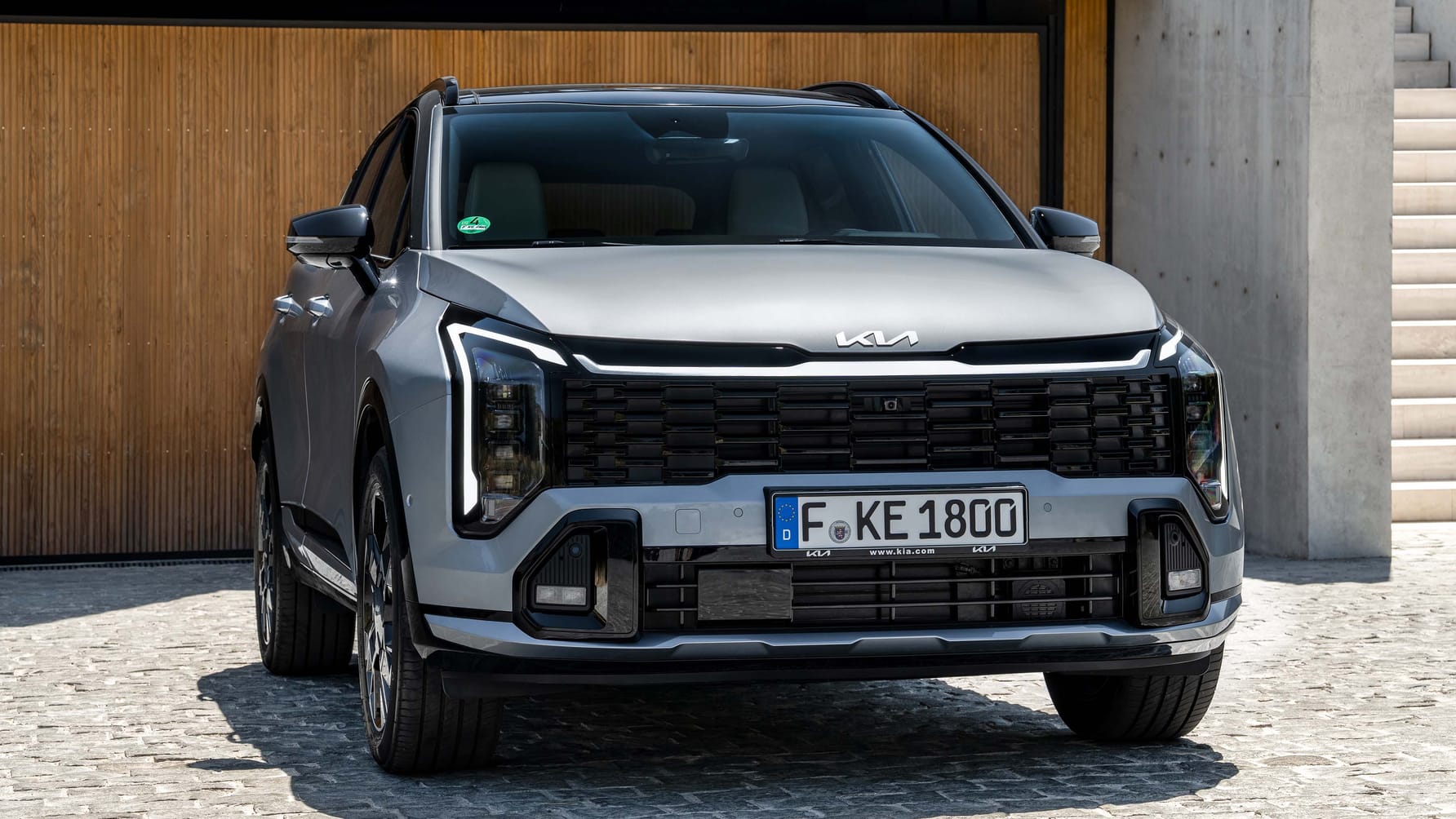 Kia has facelifted the Sportage and added a 236bhp, AWD hybrid option ...