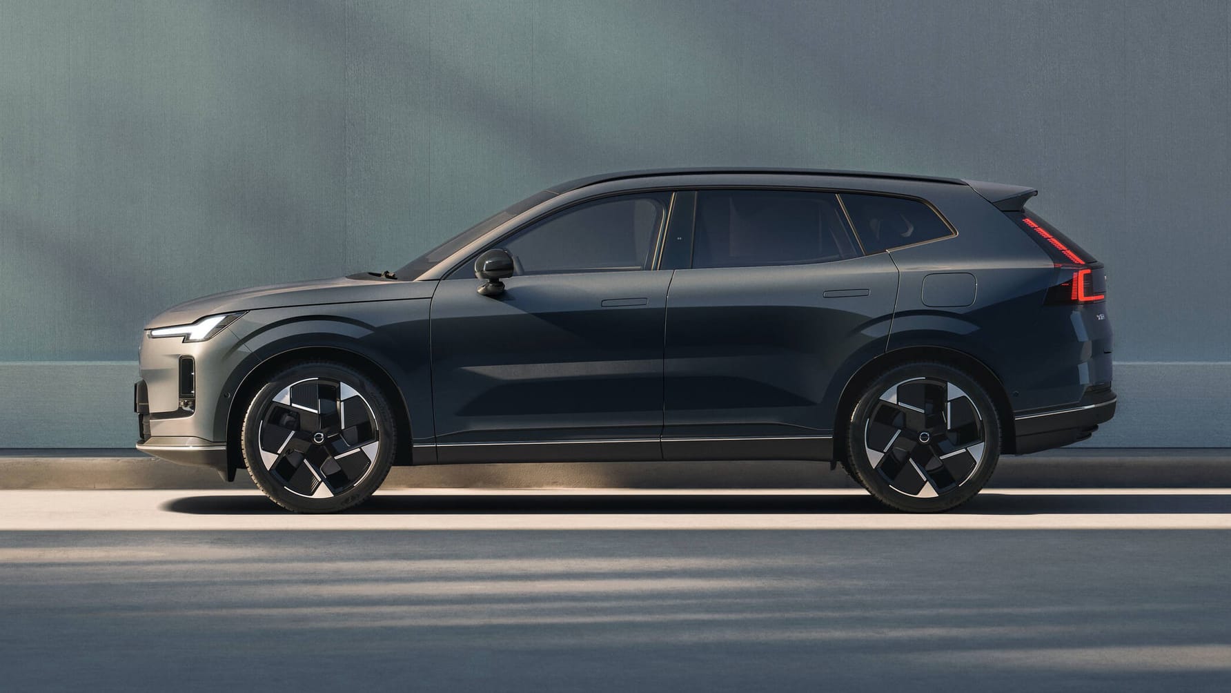 The new Volvo XC70 is a plug-in hybrid SUV that’ll do over 120 miles on ...