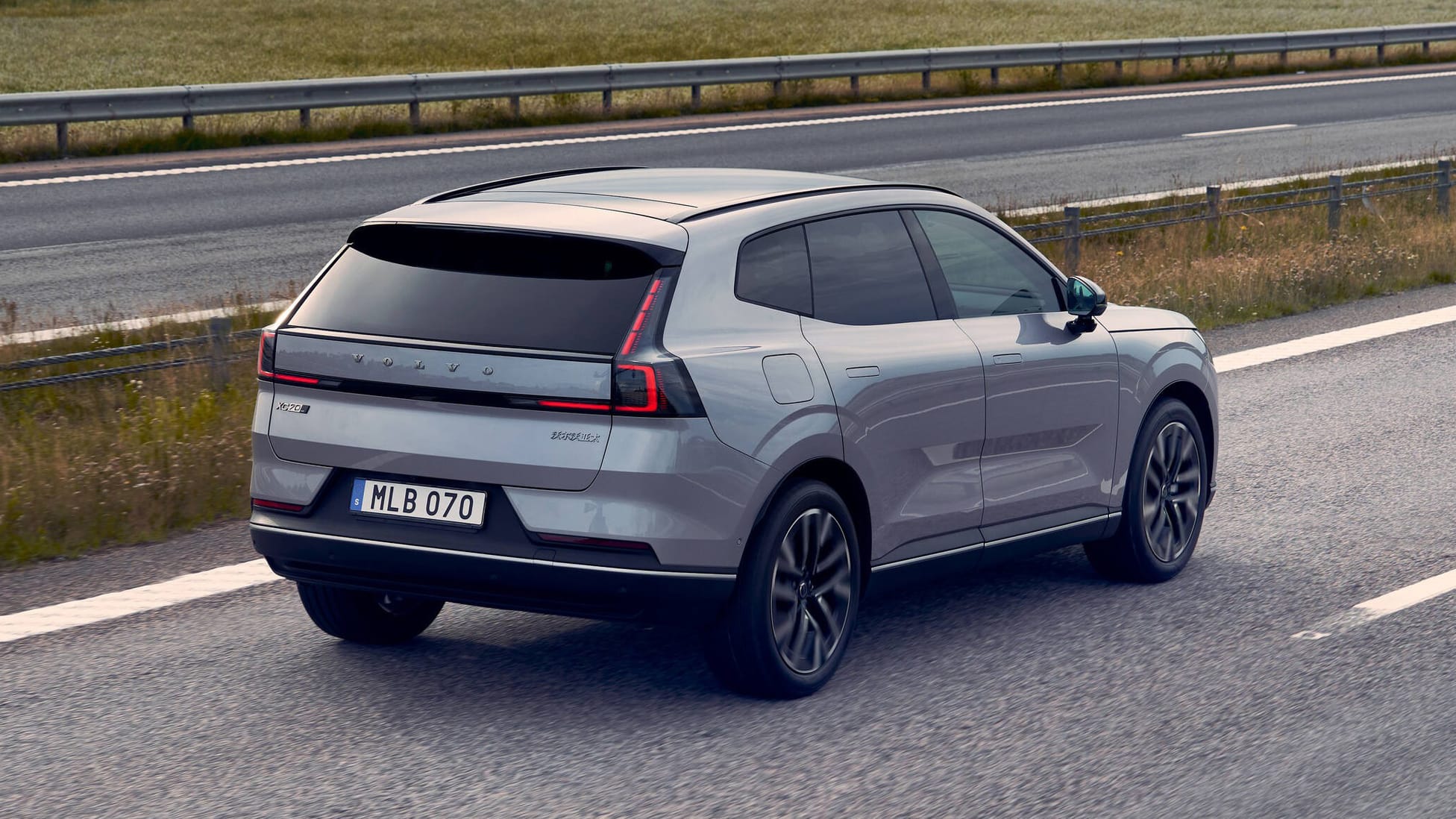 The new Volvo XC70 is a plug-in hybrid SUV that’ll do over 120 miles on ...