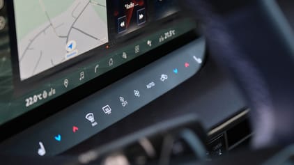 Nissan Leaf Interior Layout & Technology | Top Gear