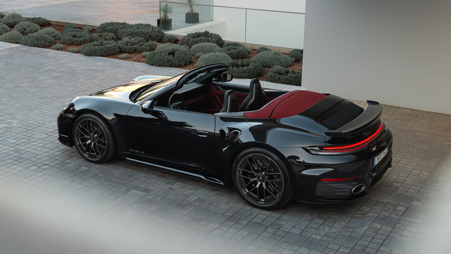 The new 701bhp Porsche 911 Turbo S launches as fast as a Bugatti | Top Gear