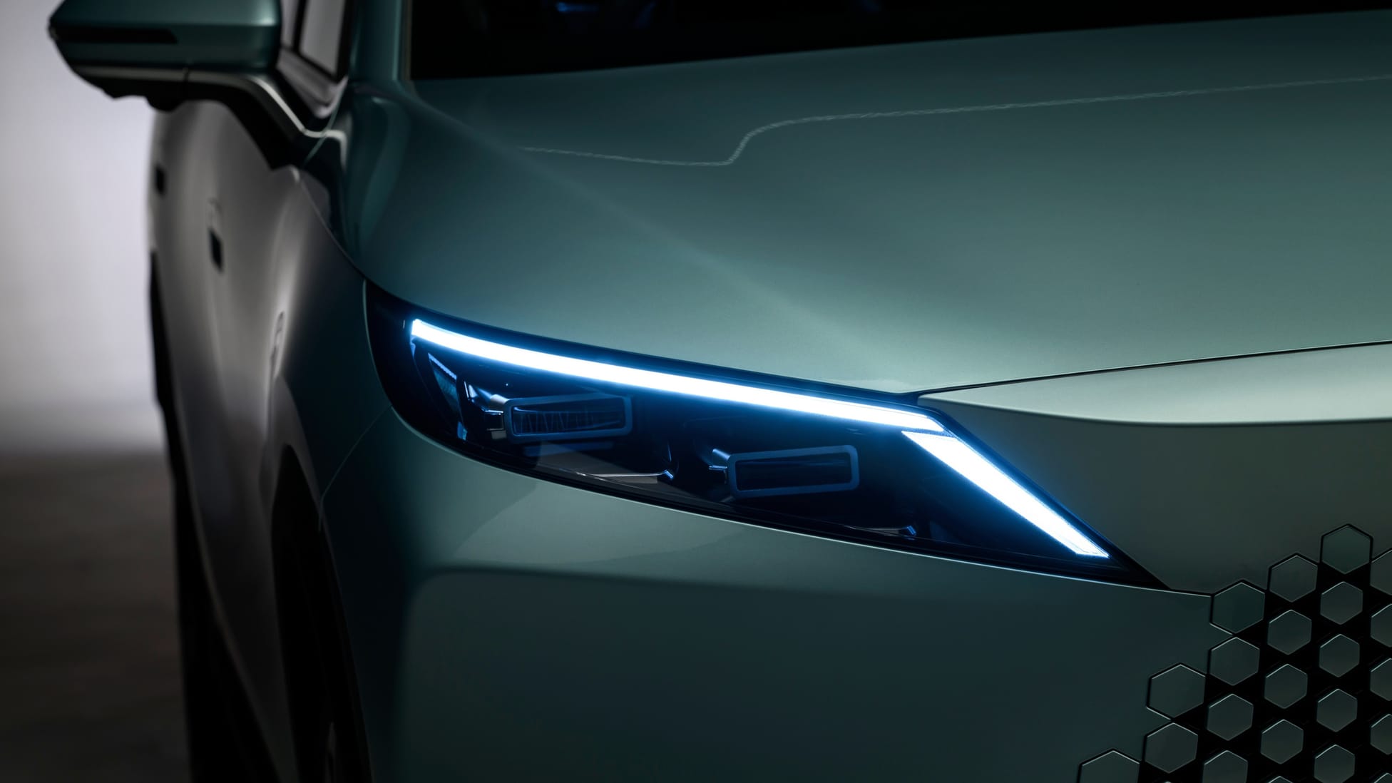 The Omoda 7 will cost from under £30k when it arrives in the New Year ...