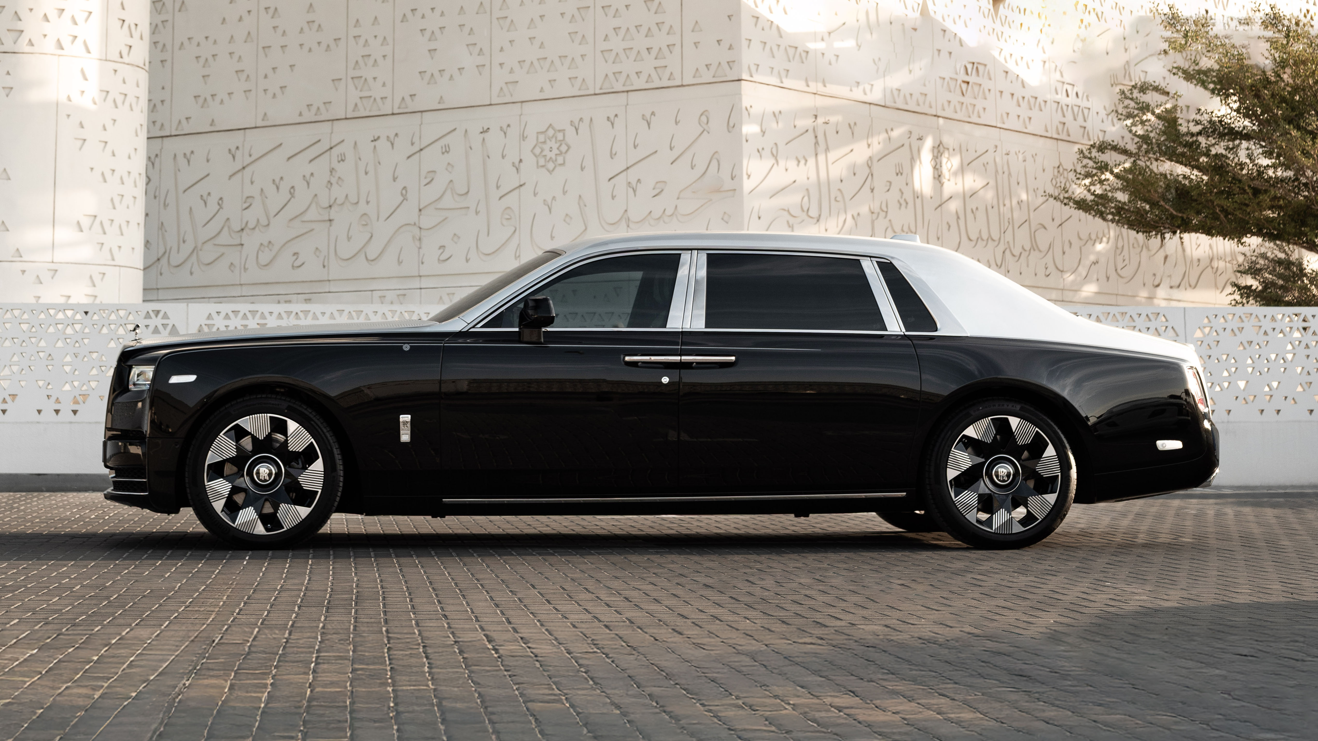 This one-off Rolls-Royce Phantom gets a bonnet etched by frickin ...