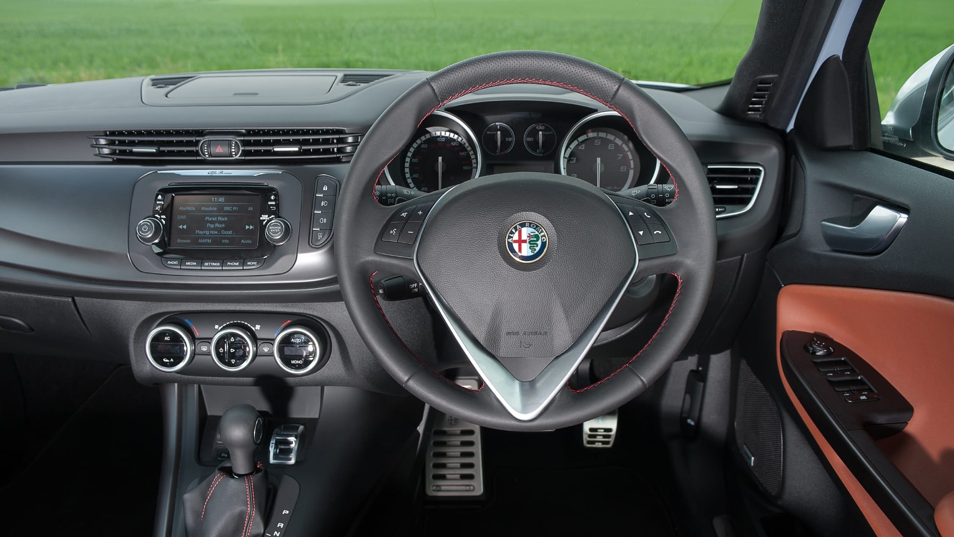 Alfa Romeo Giulietta Interior Layout & Technology | Top Gear