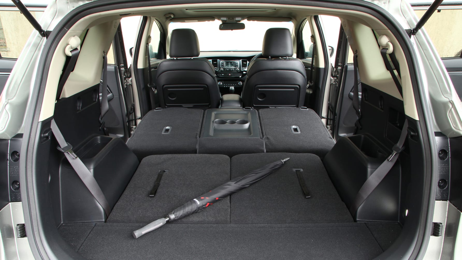 Kia Carens Interior Layout & Technology | Top Gear