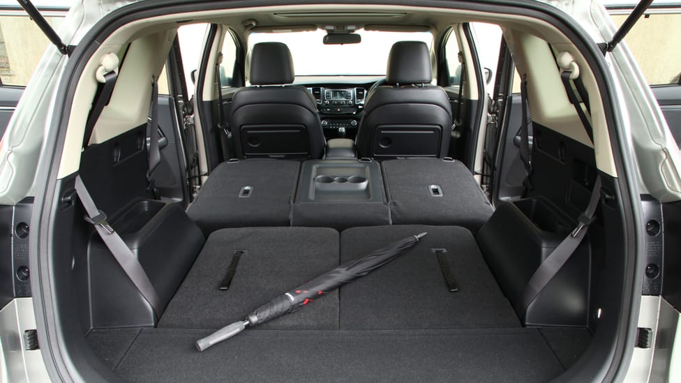 Kia Carens Interior Layout & Technology | Top Gear