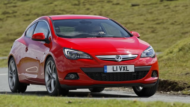Vauxhall Astra GTC Interior Layout & Technology | Top Gear