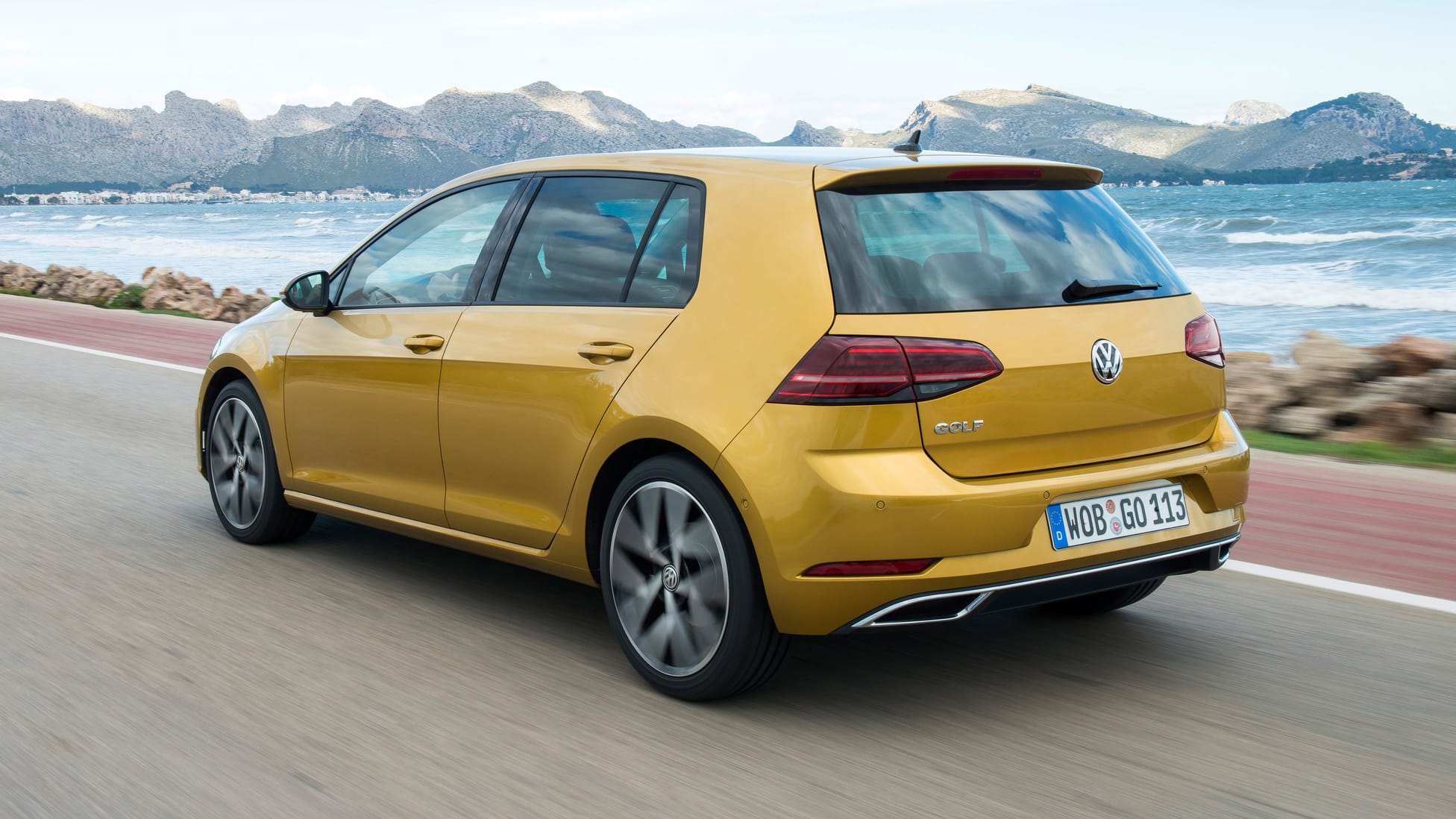 Volkswagen Golf (Mk7) Interior Layout & Technology | Top Gear