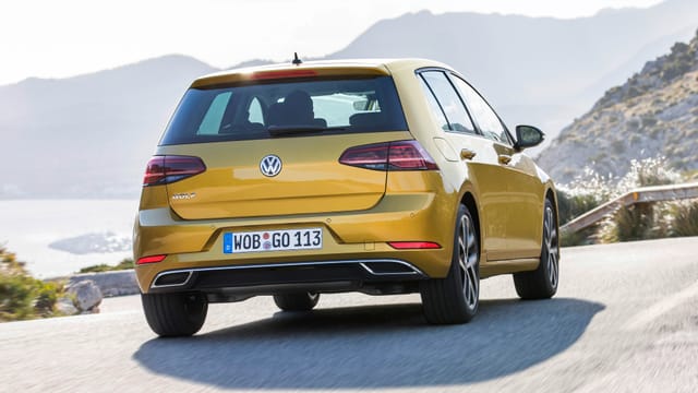 Volkswagen Golf (Mk7) Interior Layout & Technology | Top Gear