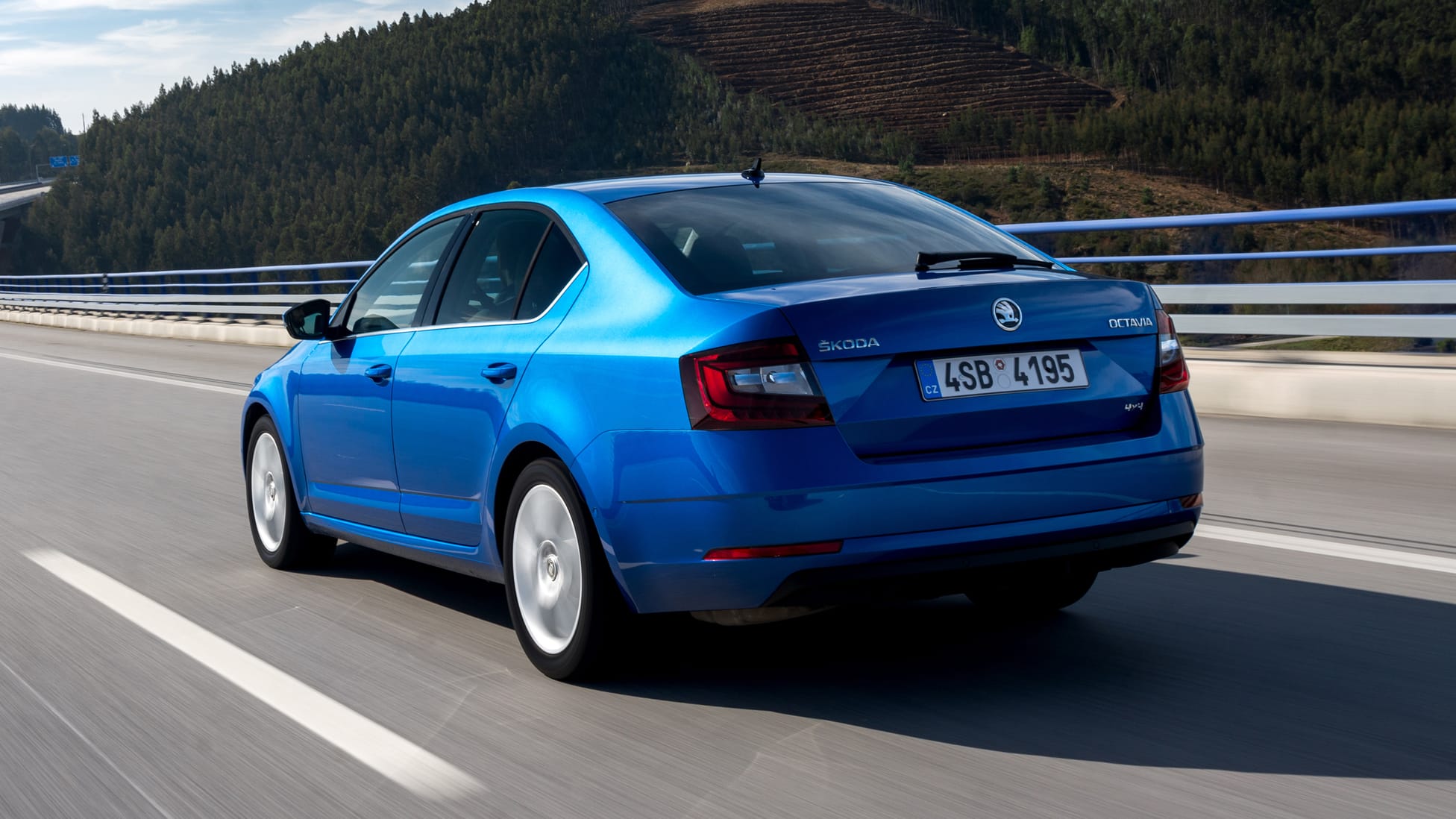 Skoda Octavia (2012-2020) Interior Layout & Technology | Top Gear