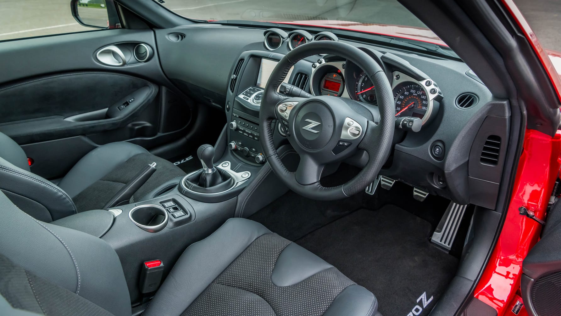 Nissan 370Z Interior Layout & Technology | Top Gear