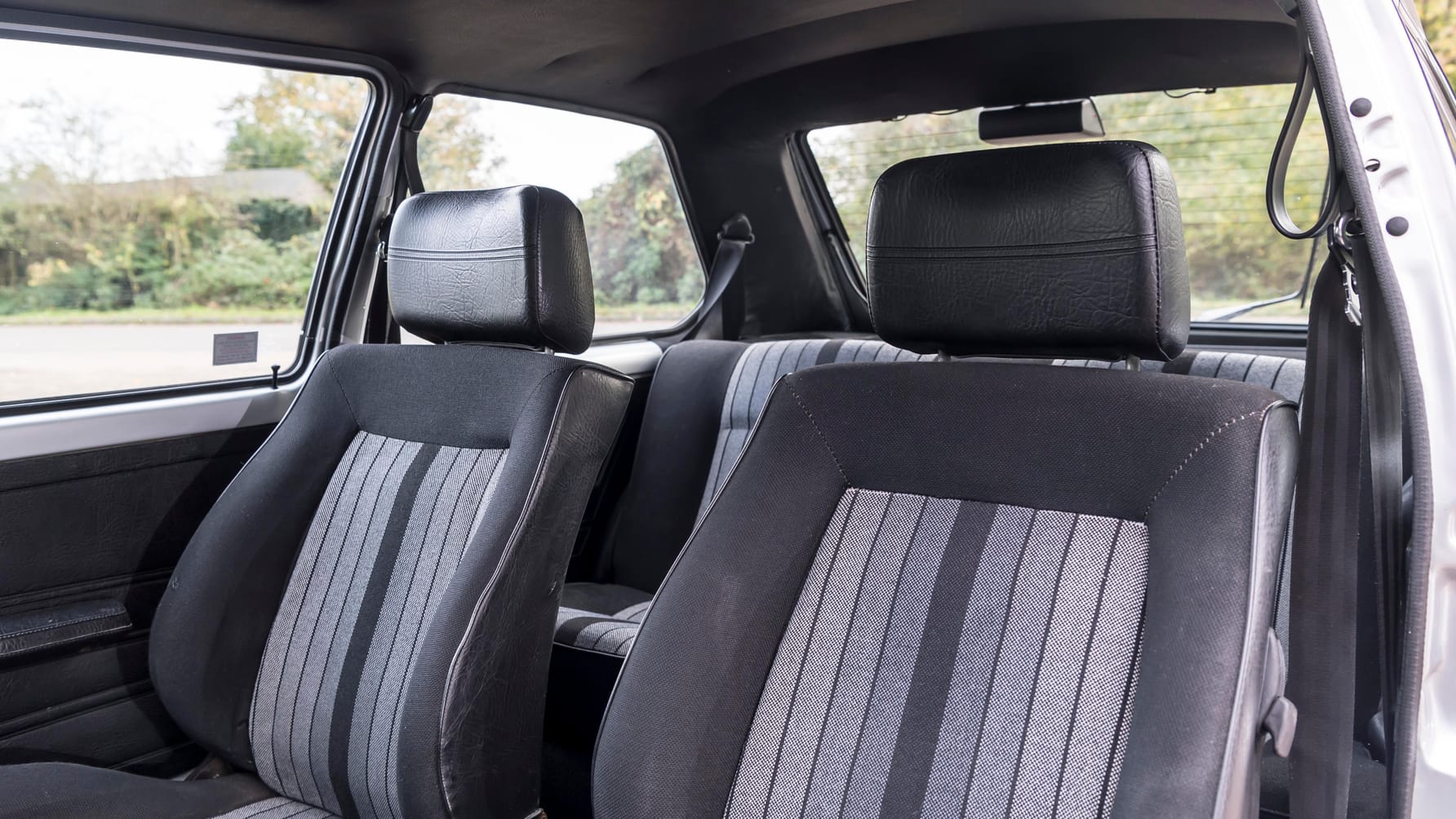 Volkswagen Golf GTI (Mk1) Interior Layout & Technology | Top Gear