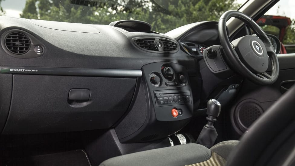 Renault Clio 200 Interior Layout & Technology | Top Gear