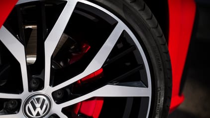 Volkswagen Golf GTI (Mk7) Driving, Engines & Performance | Top Gear