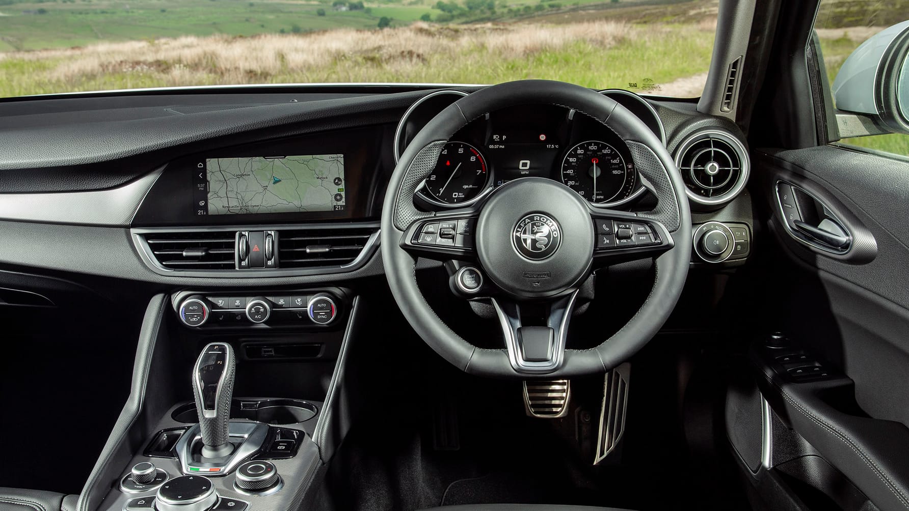 Alfa Romeo Giulia Interior Layout & Technology | Top Gear