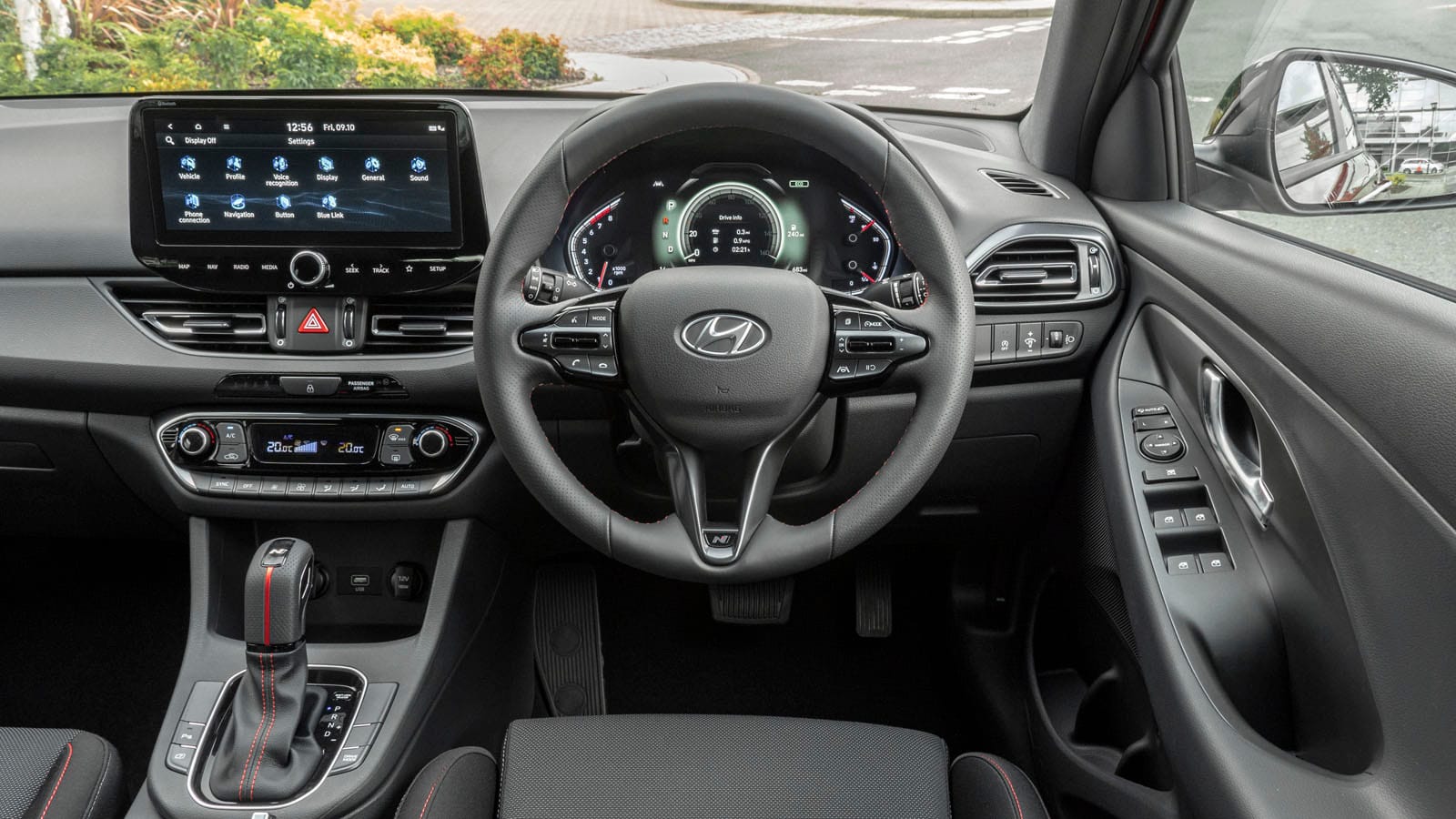 Hyundai i30 Fastback Interior Layout & Technology | Top Gear