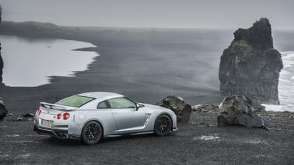 Nissan GT-R Interior Layout & Technology | Top Gear