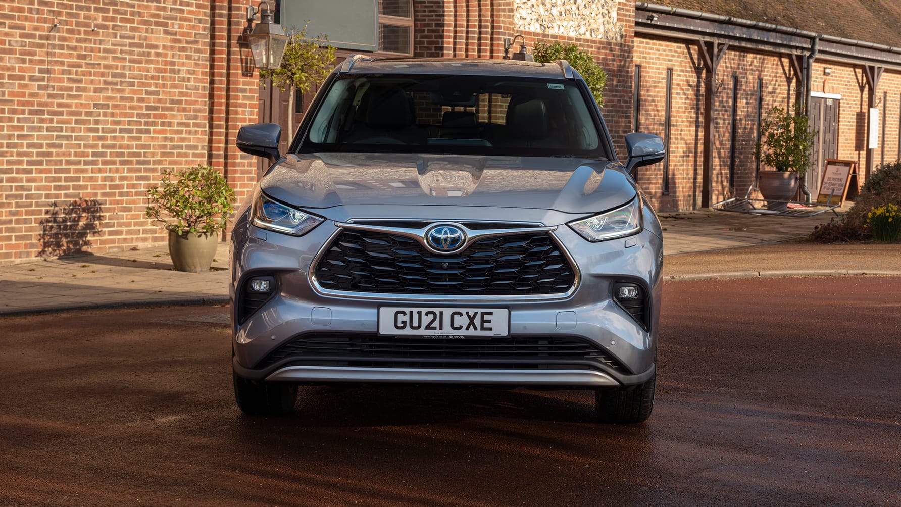 Toyota Highlander Interior Layout & Technology | Top Gear