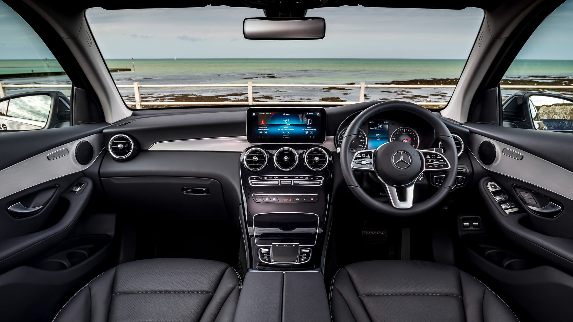 Mercedes-Benz GLC (2016-2022) Interior Layout & Technology | Top Gear