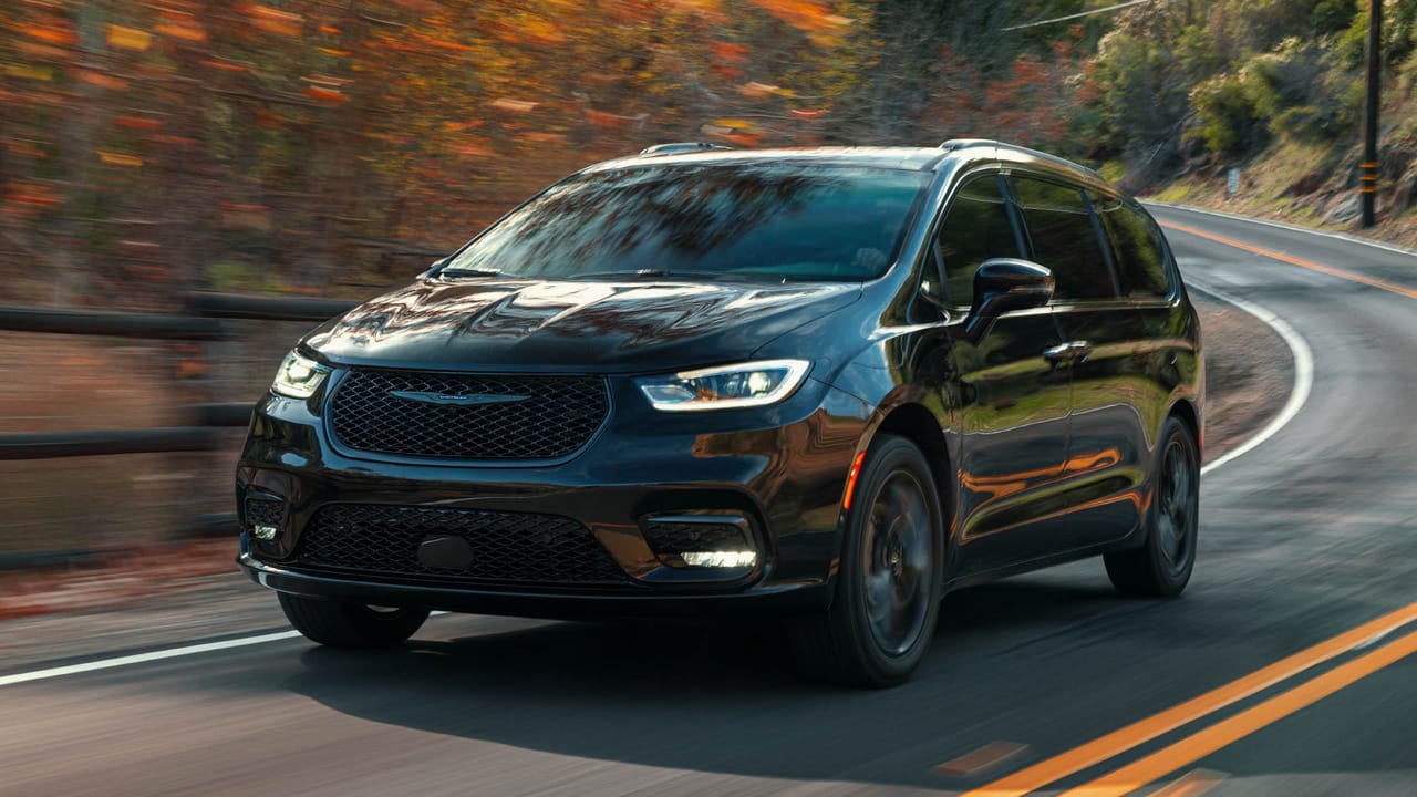 Chrysler Pacifica Interior Layout & Technology | Top Gear