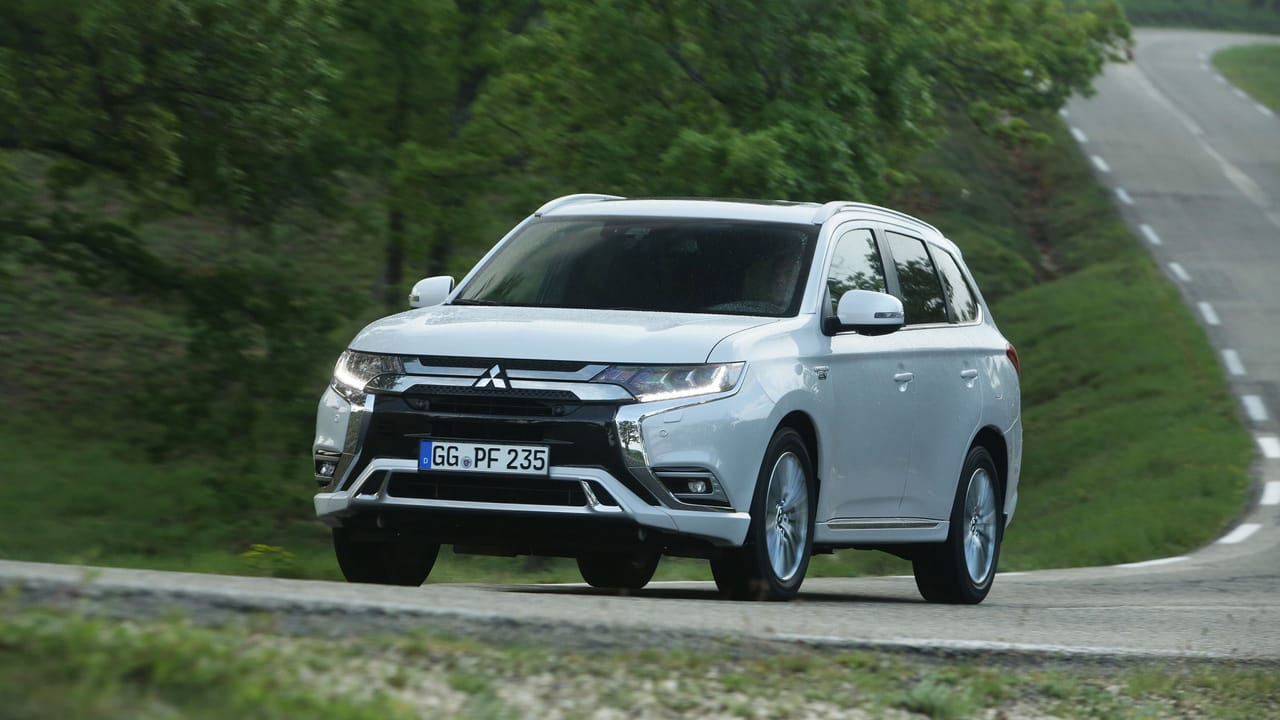Mitsubishi Outlander PHEV (2012-2021) Price & Specs | Top Gear