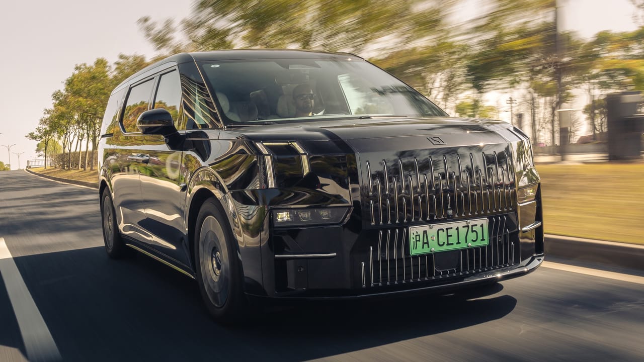 Zeekr 009 in Shanghai: a luxury Chinese Rolls-Royce rival? | Top Gear