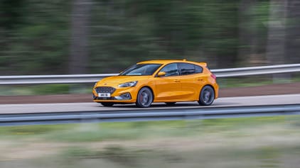 Ford Focus ST review: 276bhp hot hatch tested on track Reviews 2025 ...