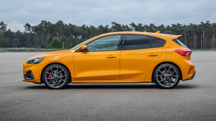 Ford Focus ST review: 276bhp hot hatch tested on track Reviews 2025 ...