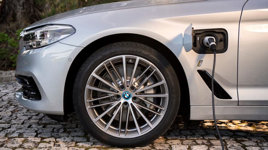 BMW 530e review: plug-in 5 Series driven Reviews 2025 | Top Gear