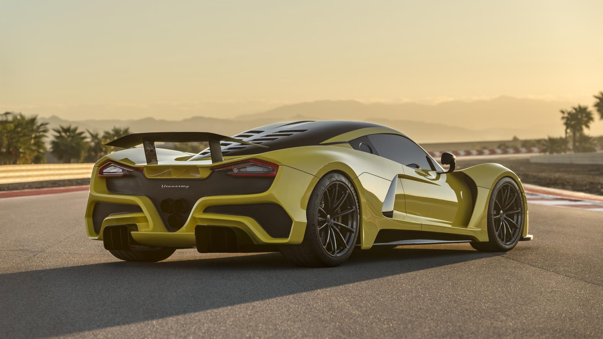 Target 300mph: Bugatti Chiron vs Hennessey Venom F5 | Top Gear