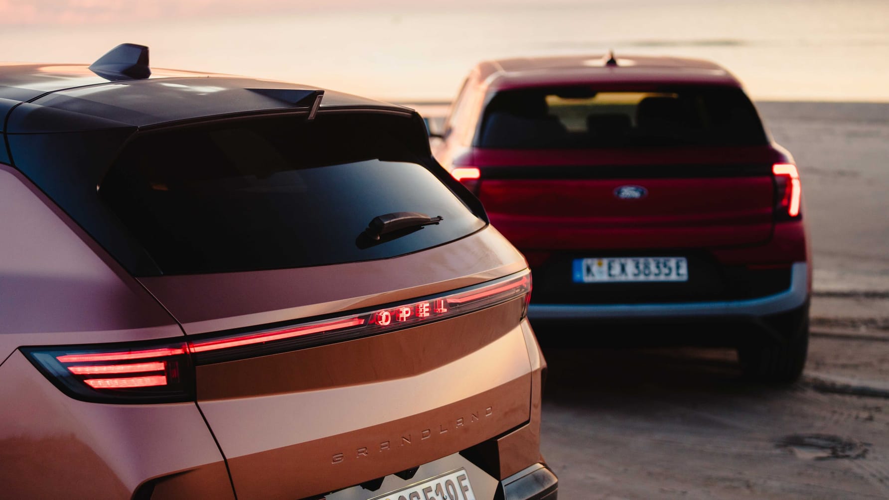 The old rivalry's back: Vauxhall Grandland vs Ford Explorer | Top Gear