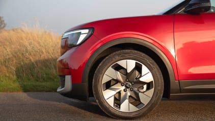 The old rivalry's back: Vauxhall Grandland vs Ford Explorer | Top Gear