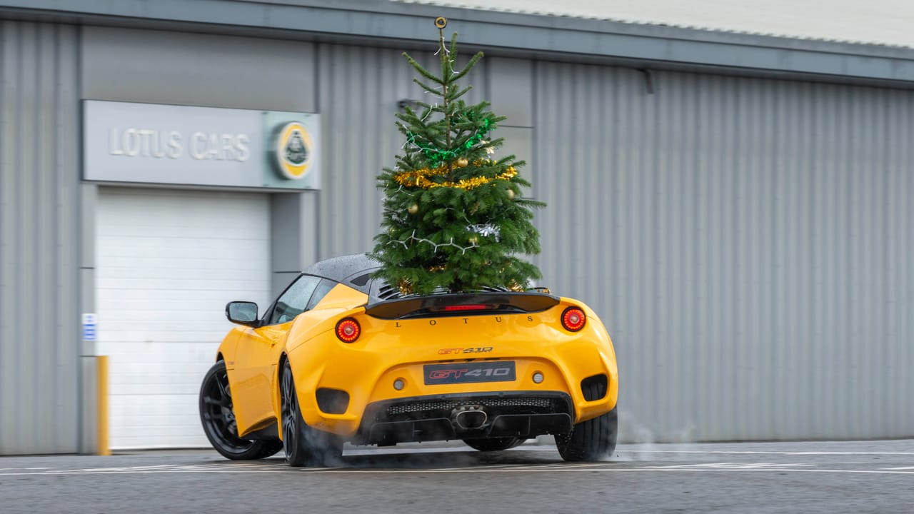 Lotus says merry Christmas with a drifty Evora | Top Gear