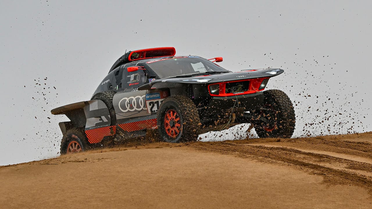 Incredible teamwork sees Audi finish Dakar's Stage 7 | Top Gear