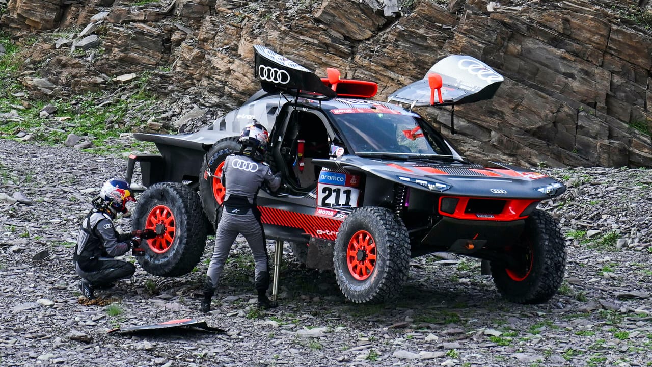 Punctures prove frustrating on Dakar’s second stage | Top Gear