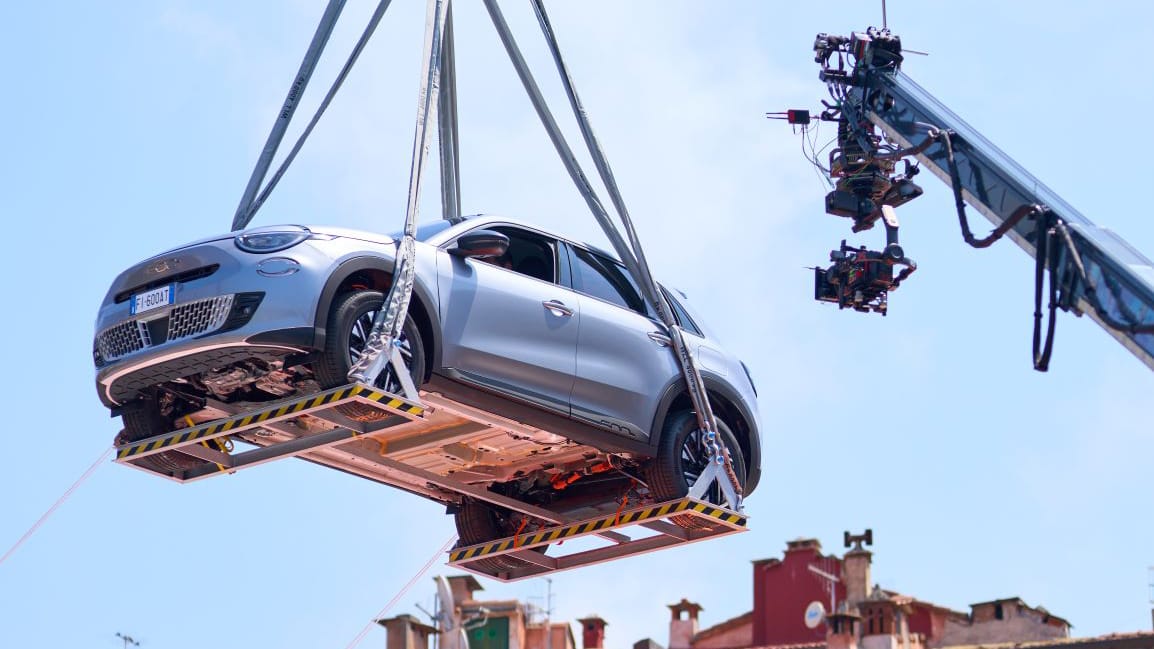 Fiat dunked its CEO into a vat of orange paint to unveil the new 600e ...