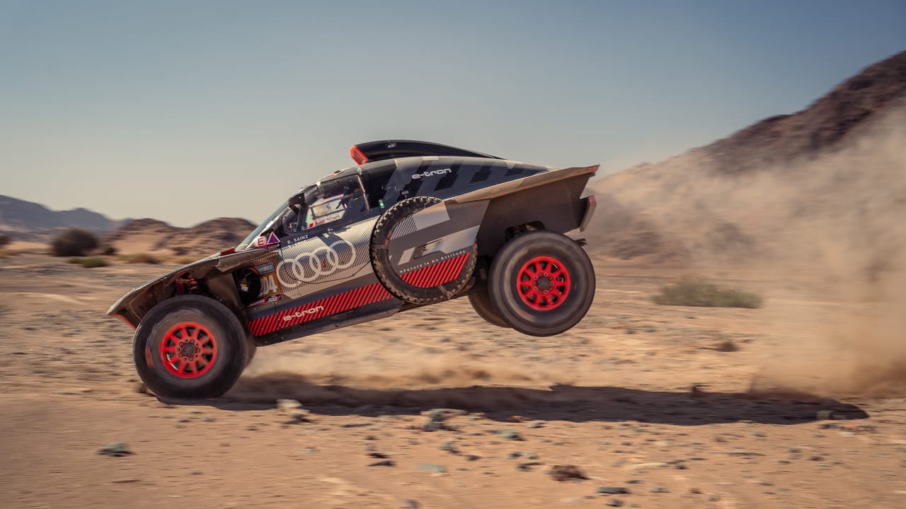 Stage 11 sees Sainz on the cusp of historic Dakar Rally win | Top Gear