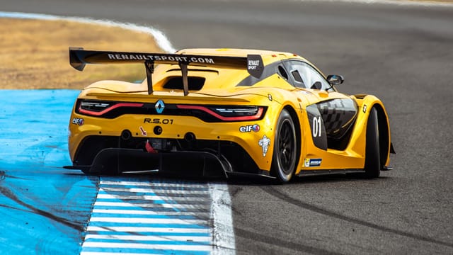 Wallpapers: hitting the track in the Renault R.S 01 | Top Gear