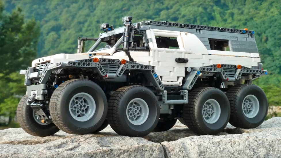 Video: this is a Lego Avtoros Shaman 8x8 | Top Gear