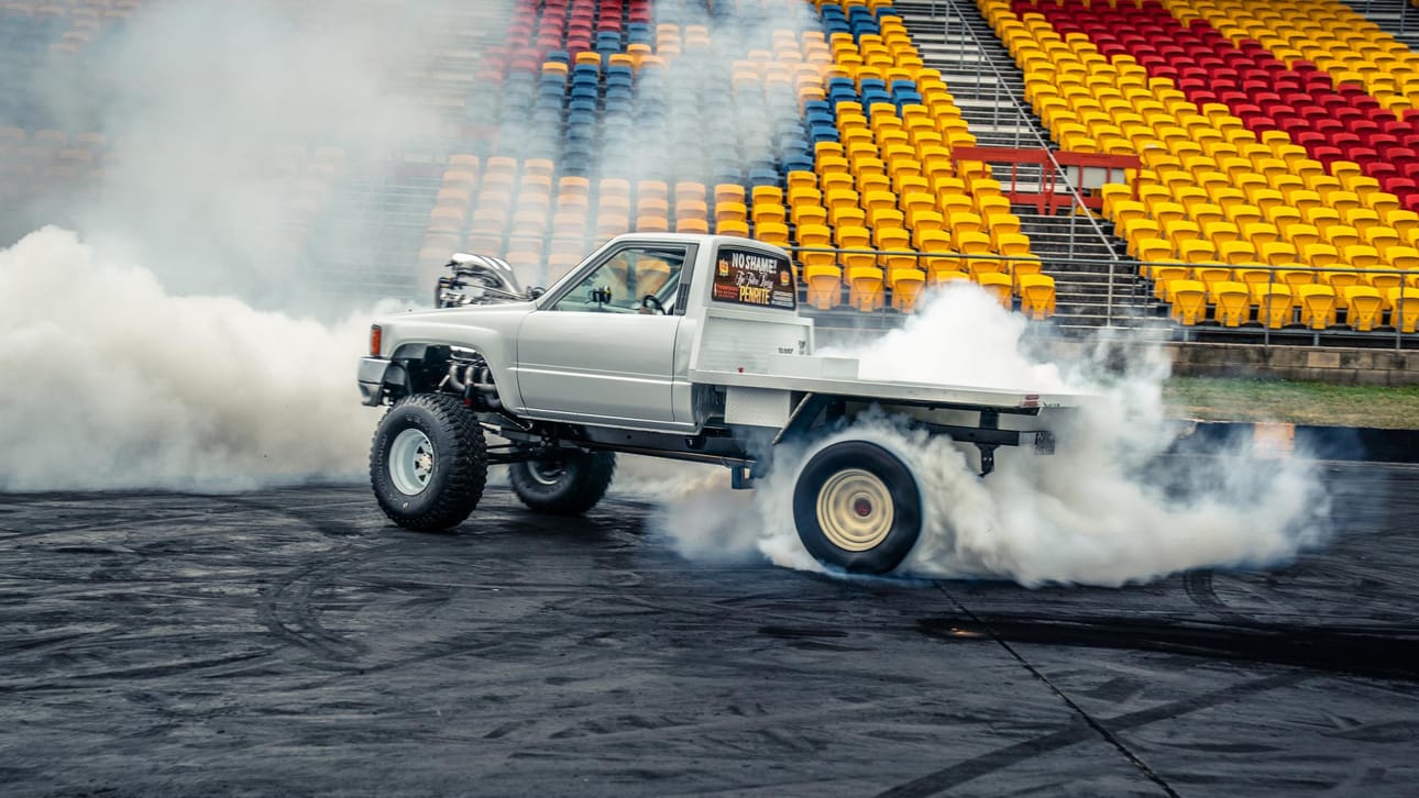 How to do a burnout – and a donut | Top Gear