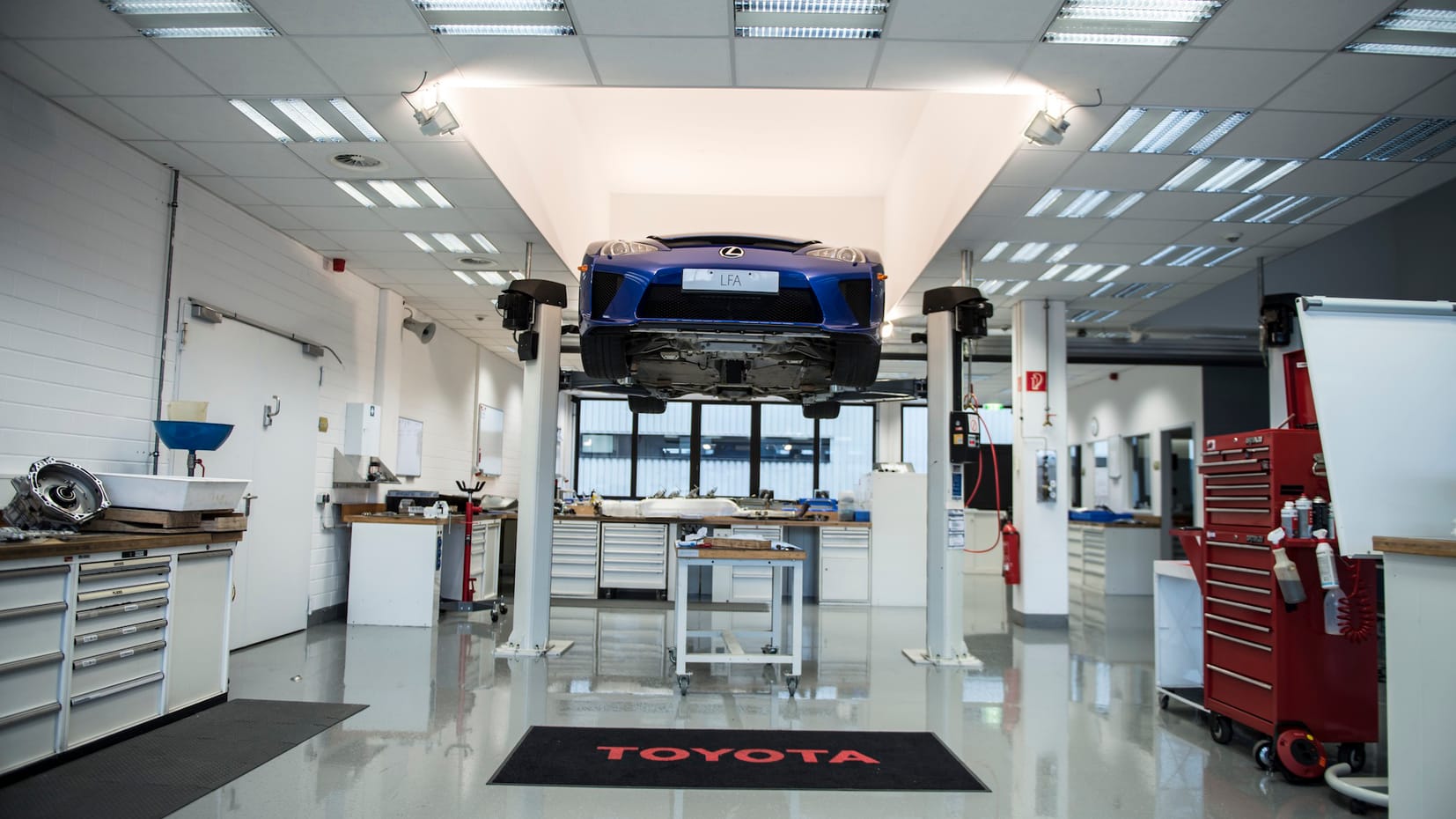 Here’s how you service a Lexus LFA supercar | Top Gear