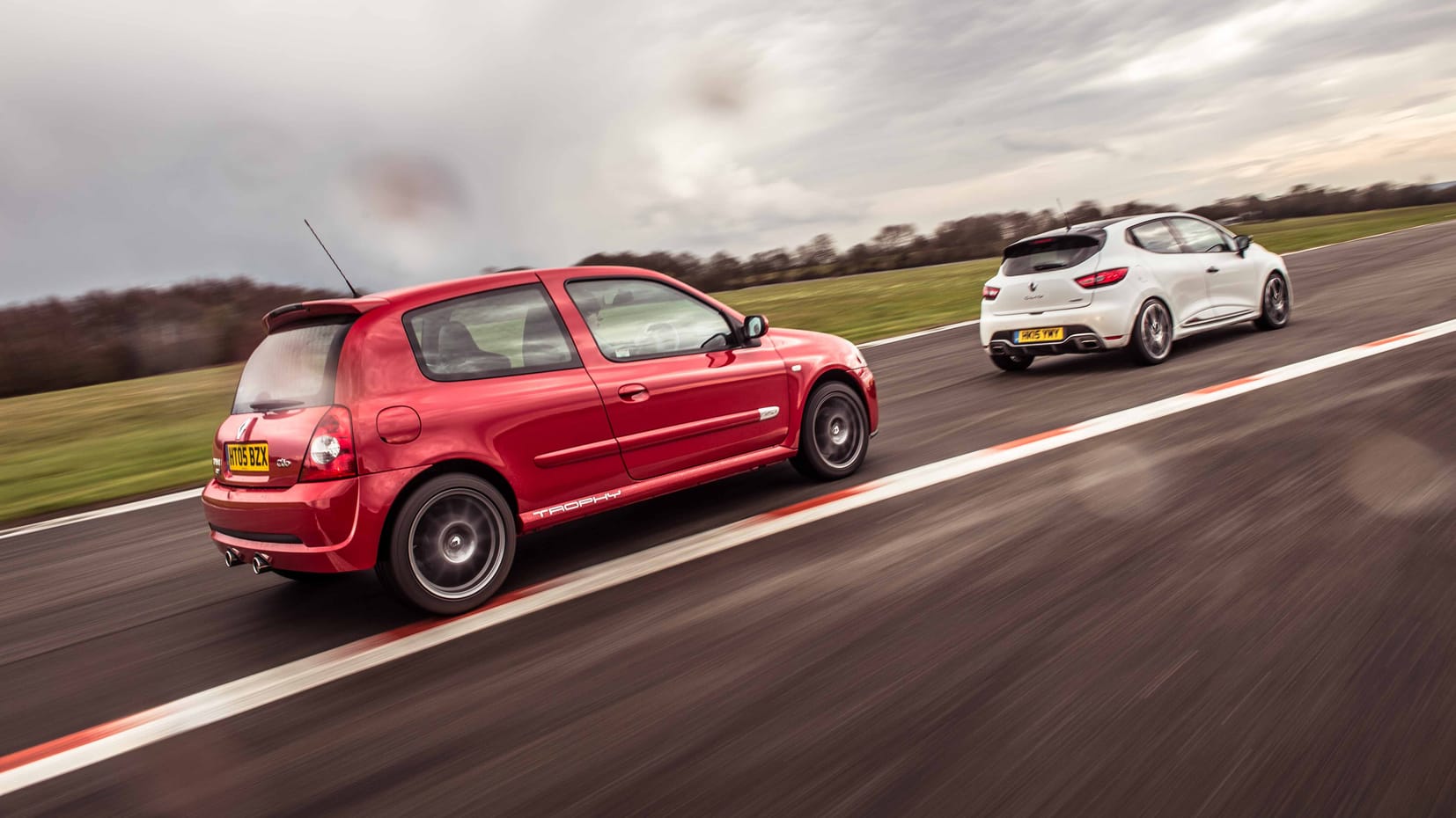 Renault Clio RS 182 Trophy vs Clio RS 220 | Top Gear