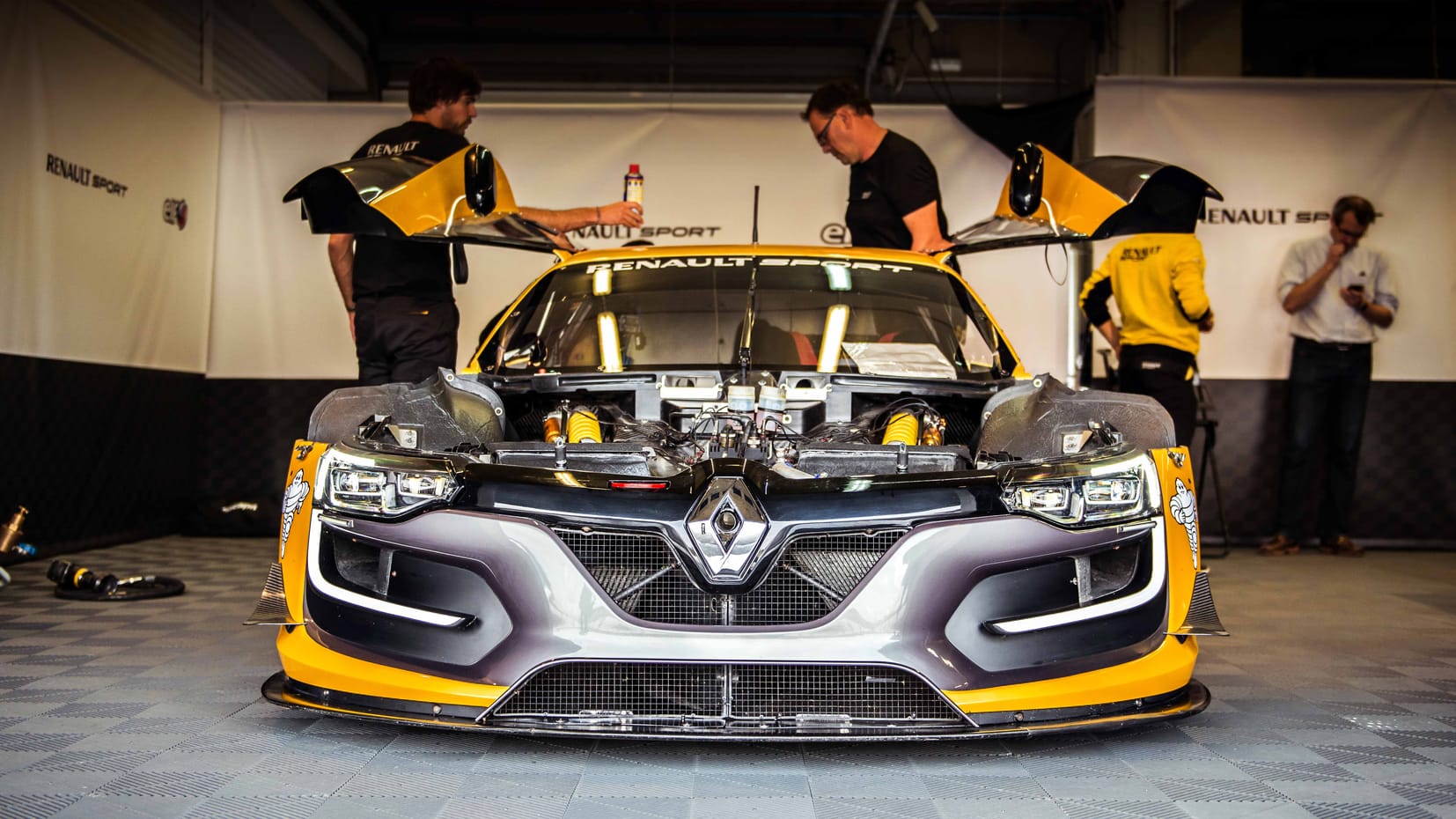 Flat out in Renault's RS 01 racer | Top Gear