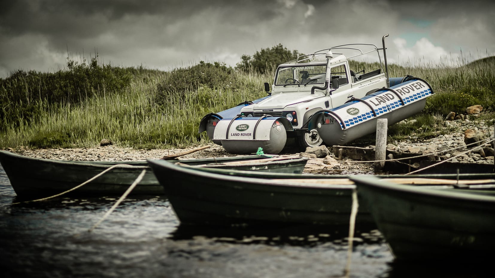 Driving Land Rover's 'Floating Ninety' Defender... on a Scottish loch ...