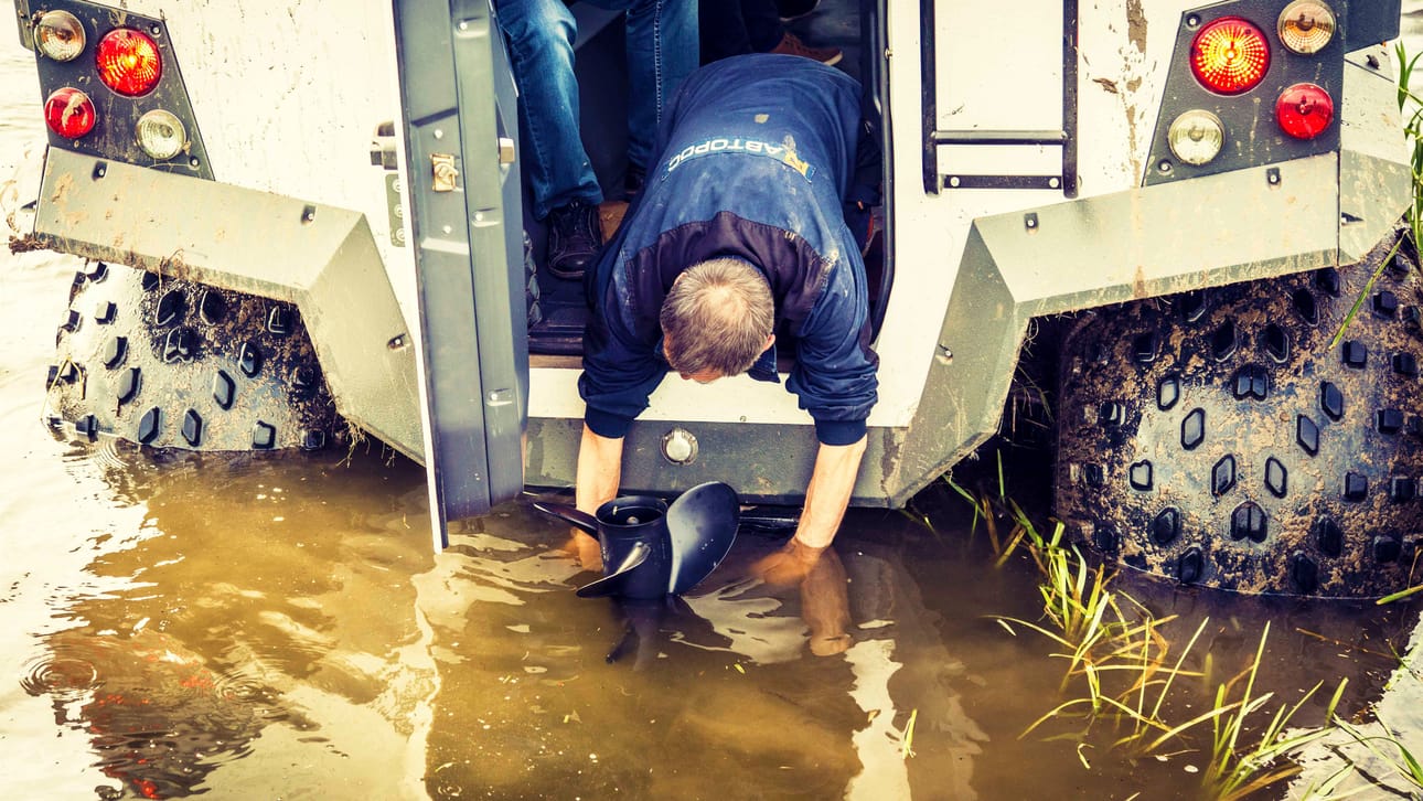 Off-road in Russia's 8WD Avtoros Shaman | Top Gear