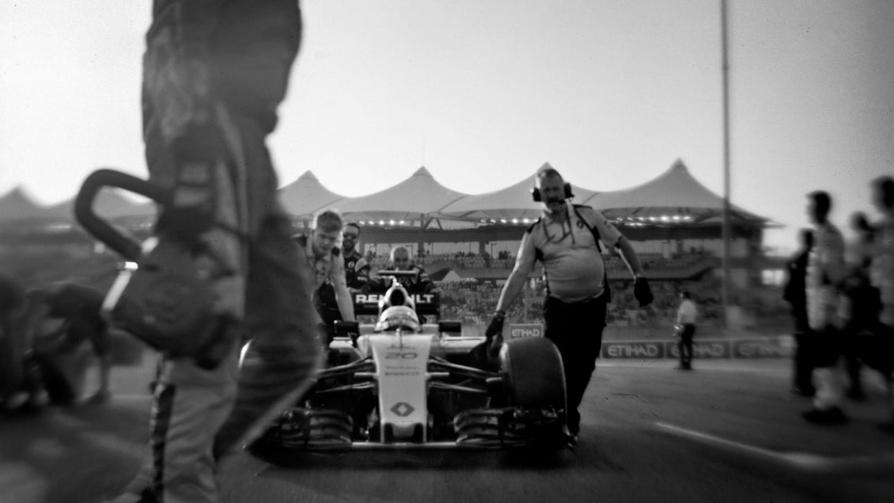 Modern F1 photographed with a 104-year old camera | Top Gear