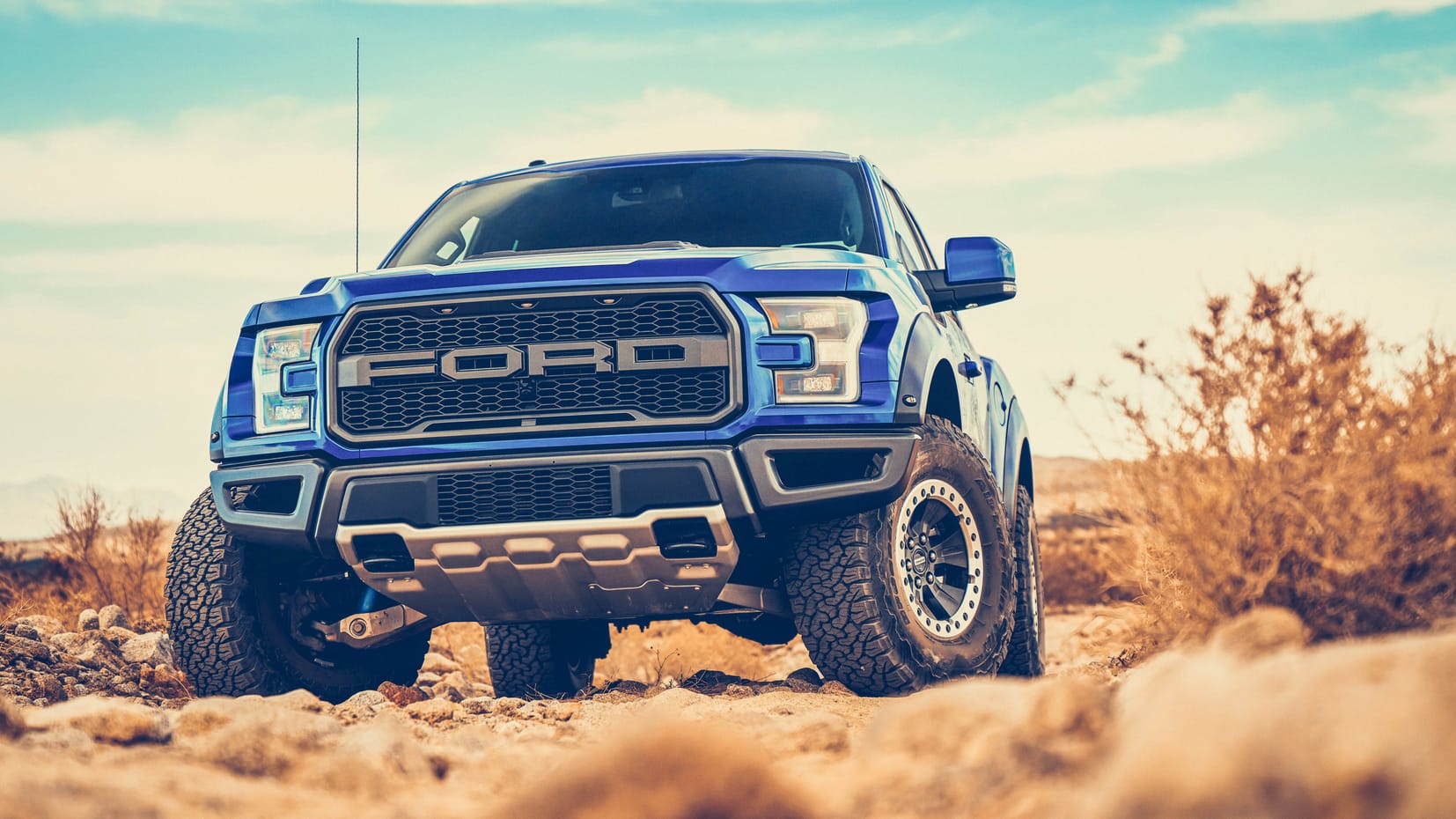 Flat-out across the desert in the new Ford Raptor | Top Gear